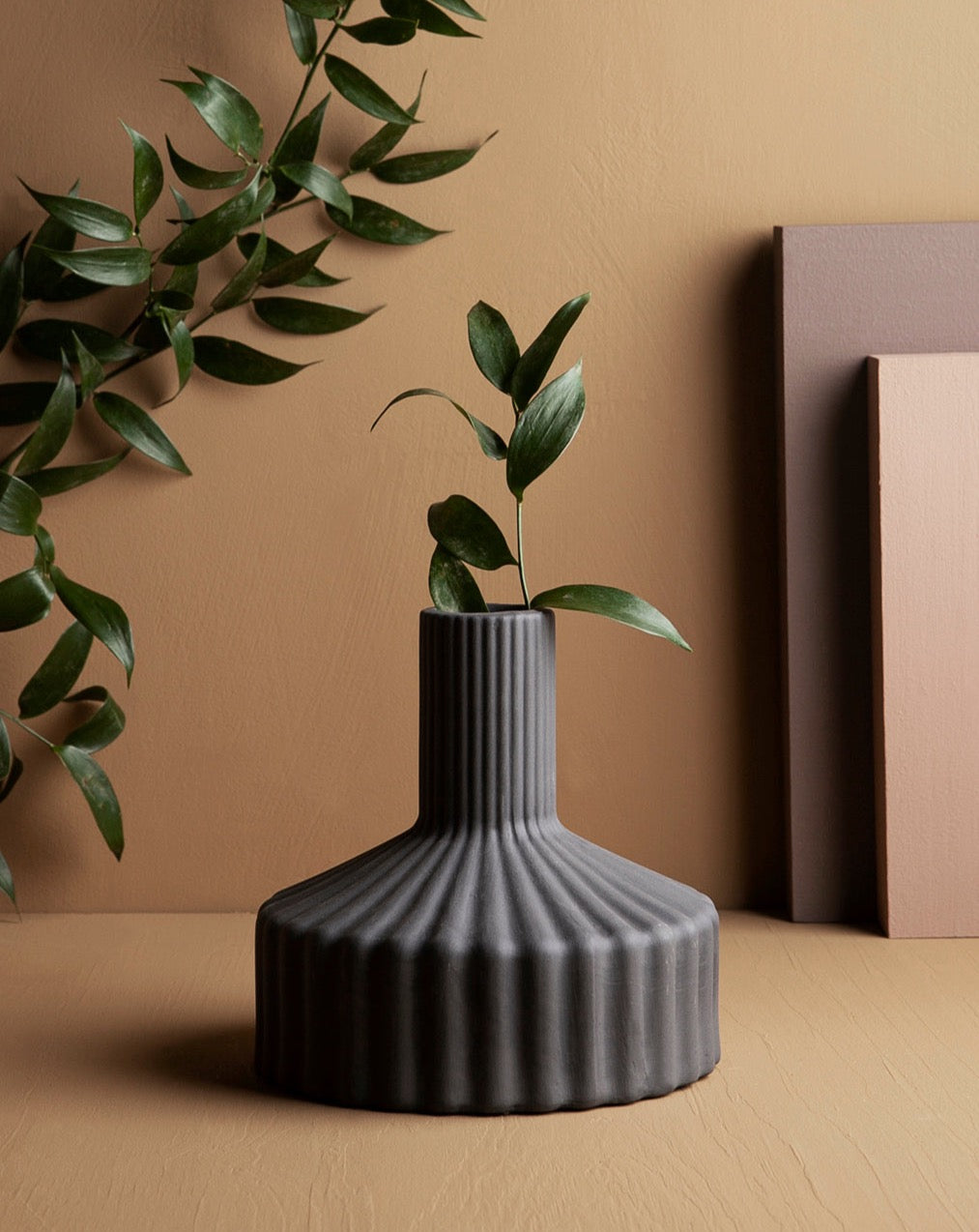 Keramikvase Samset, dunkelgrau – timbershome
